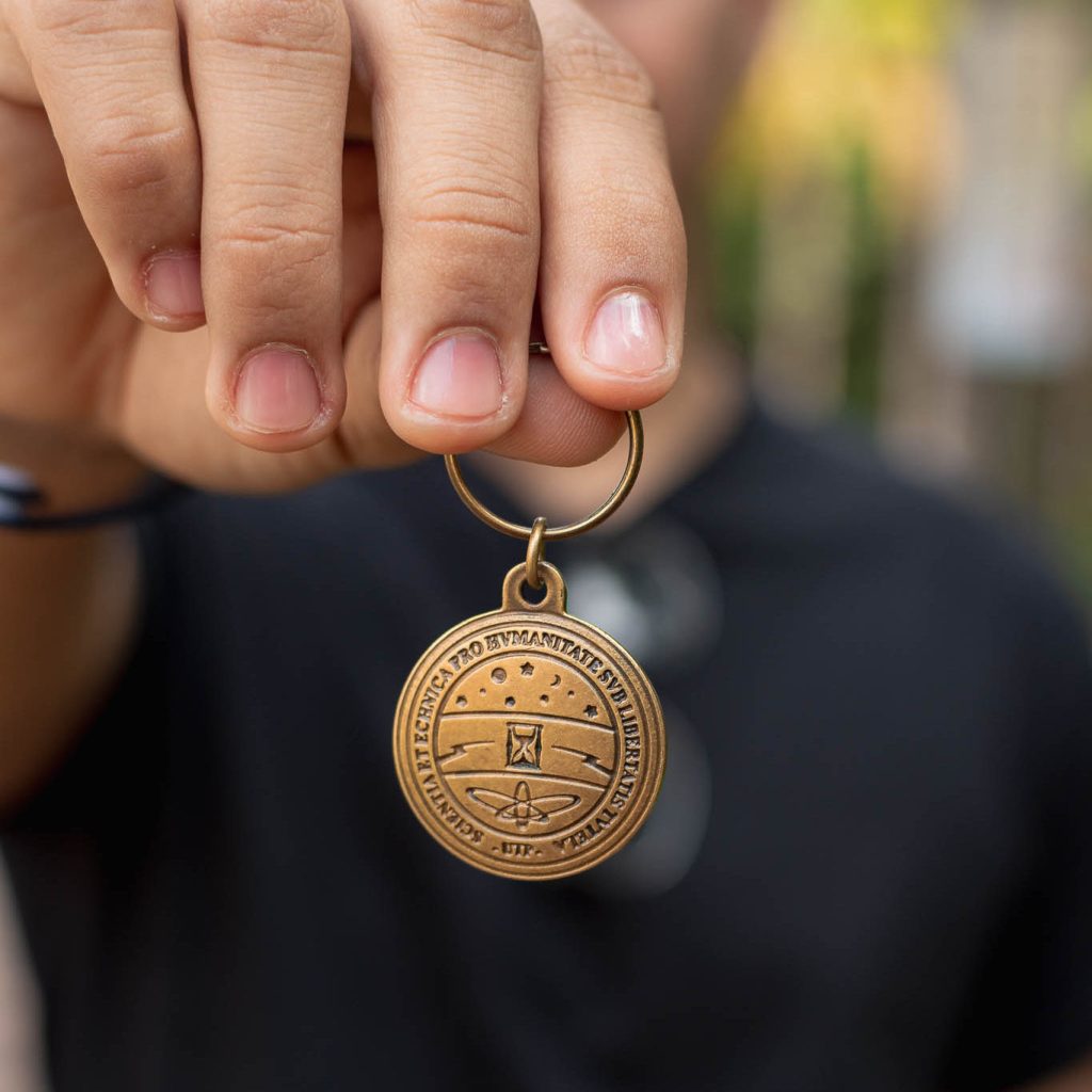 Llavero metálico Escudo UTP – Tienda UTP